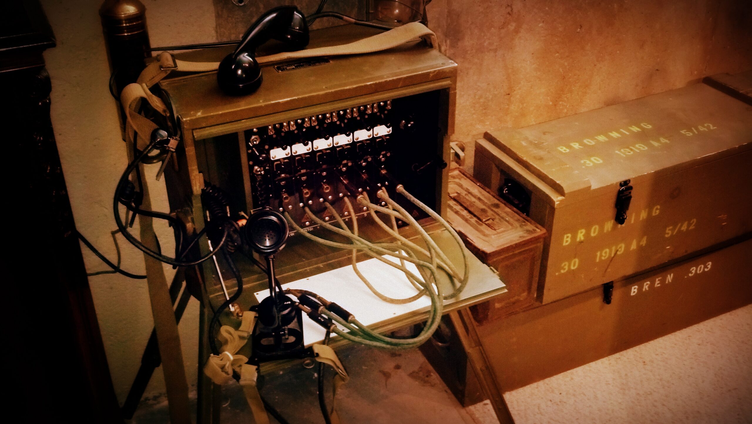 BD-71 Field Switch Board and EE-8B Field Telephones - USRadioguy.com