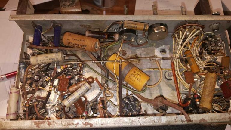 A PORTABLE WWII ERA “MORALE RADIO” - USRadioguy.com