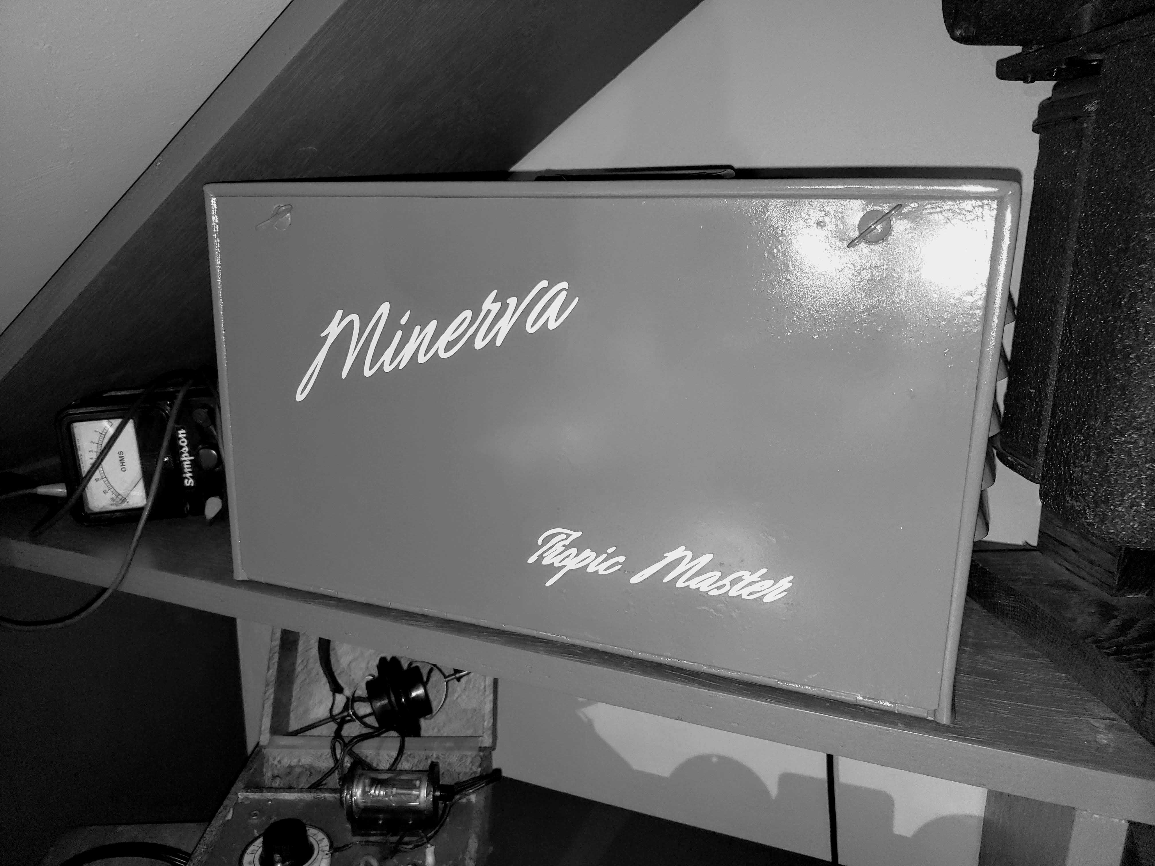 A PORTABLE WWII ERA “MORALE RADIO” - USRadioguy.com