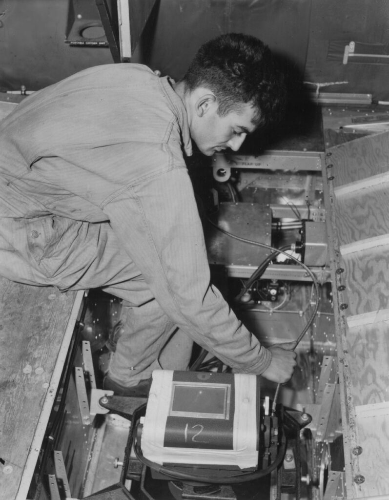 WWII K-24 Aerial Camera - USRadioguy.com